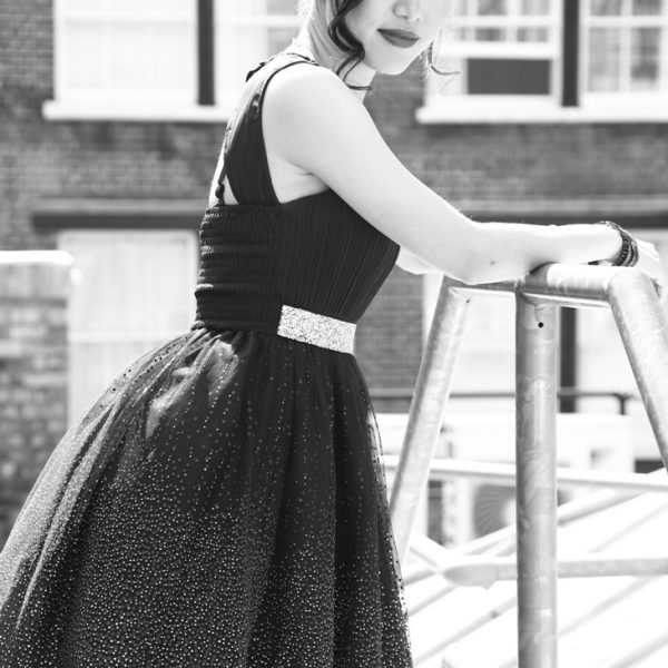 About Yiye & Contact - Yiye Zhang 章一叶